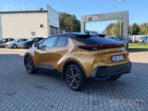 Orange Toyota C-HR 2025 in Liepaja, with an engine capacity of 1.80 L and mileage of 21 thousand km for 36200 €, photo 4 on AUTOMOTO.COM.LV