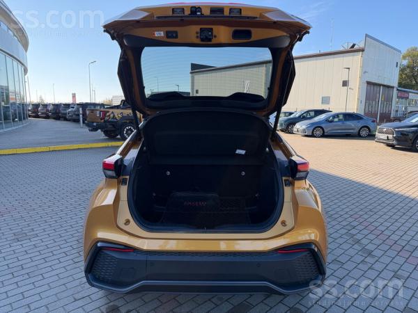Orange Toyota C-HR 2025 in Liepaja, with an engine capacity of 1.80 L and mileage of 21 thousand km for 36200 €, photo 10 on AUTOMOTO.COM.LV