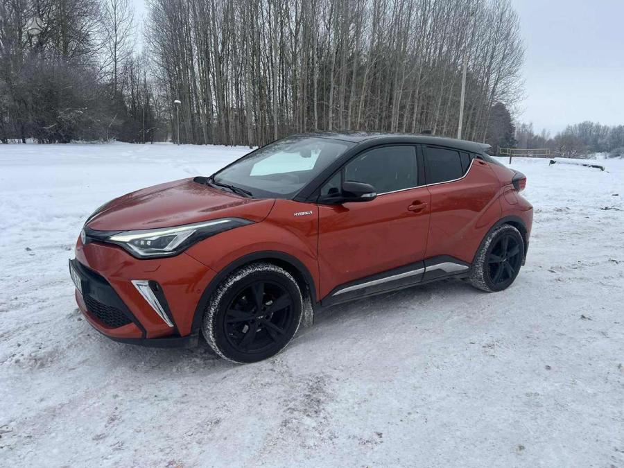 Orange Toyota C-HR 2021 in Panevezys, with an engine capacity of 1.99 L and mileage of 80 thousand km for 25000 €, photo 1 on AUTOMOTO.COM.LV