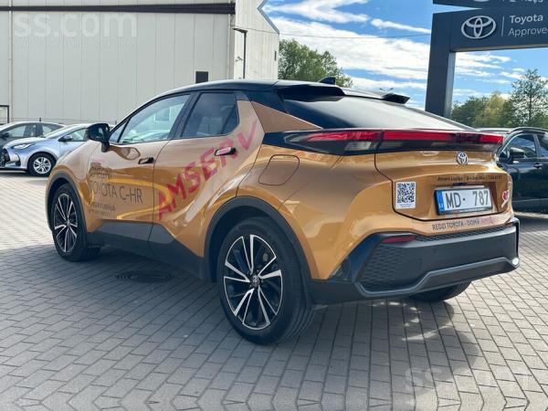 Orange Toyota C-HR 2025 in Liepaja, with an engine capacity of 1.80 L and mileage of 21 thousand km for 36600 €, photo 3 on AUTOMOTO.COM.LV