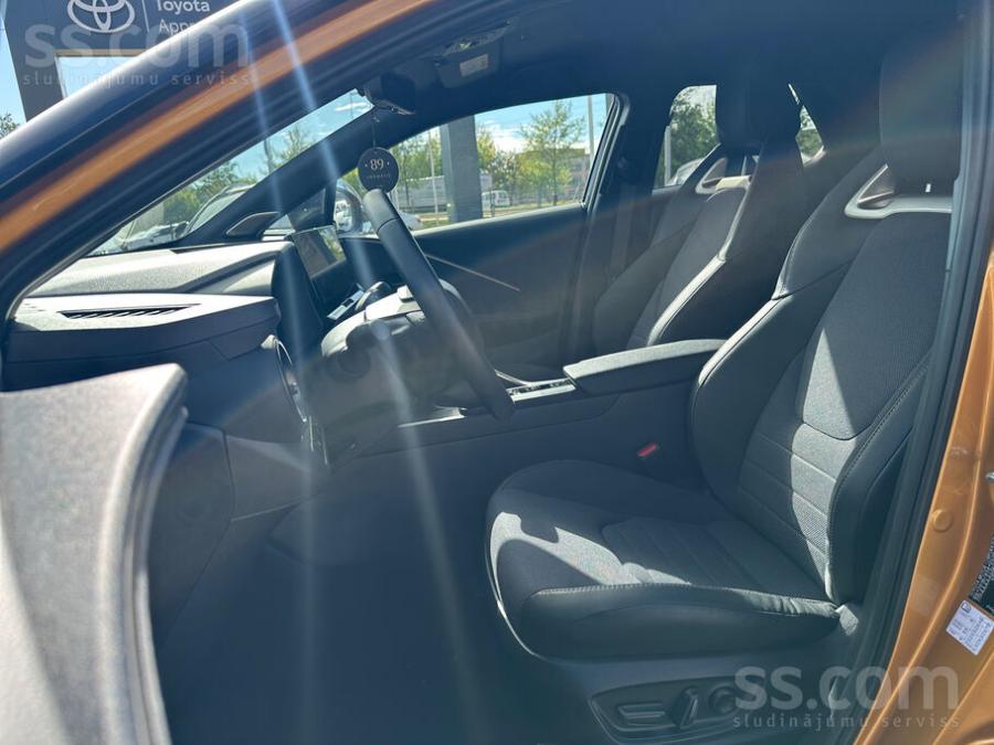 Orange Toyota C-HR 2025 in Liepaja, with an engine capacity of 1.80 L and mileage of 21 thousand km for 36600 €, photo 22 on AUTOMOTO.COM.LV