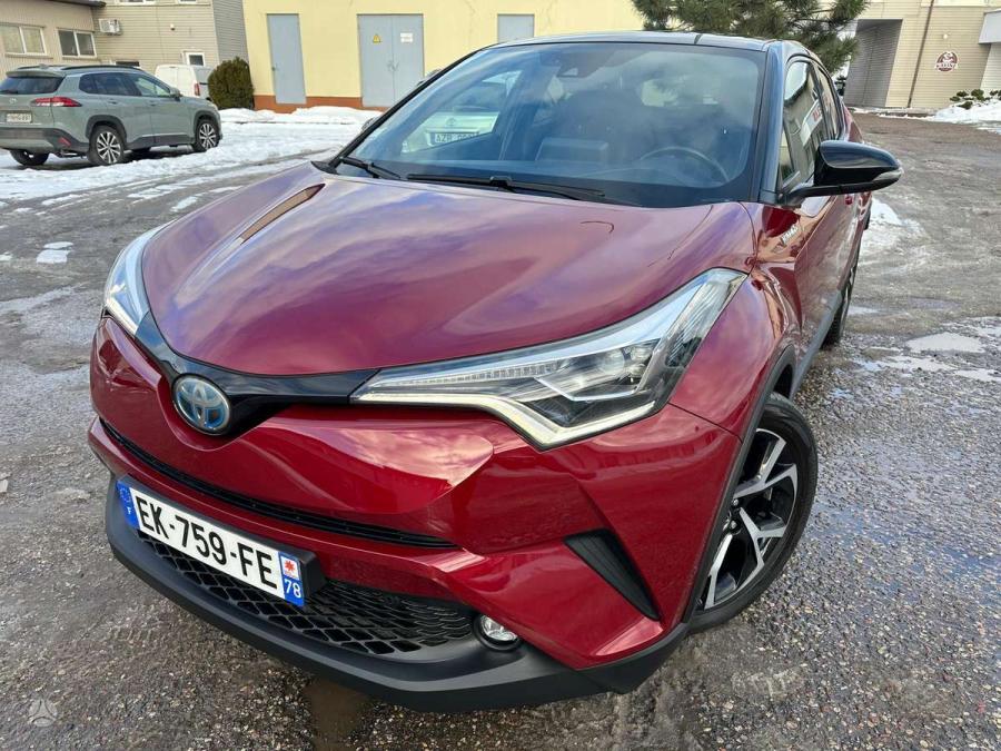 Red Toyota C-HR 2017 in Vilnius, with an engine capacity of 1.80 L and mileage of 254 thousand km for 13900 €, photo 3 on AUTOMOTO.COM.LV