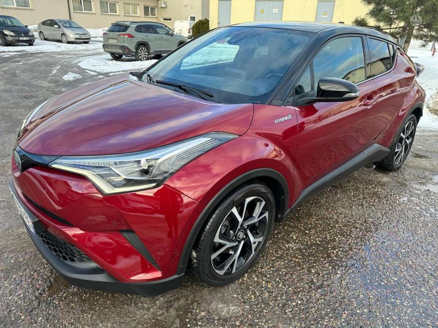 Red Toyota C-HR 2017 in Vilnius, with an engine capacity of 1.80 L and mileage of 254 thousand km for 13900 €, photo 4 on AUTOMOTO.COM.LV