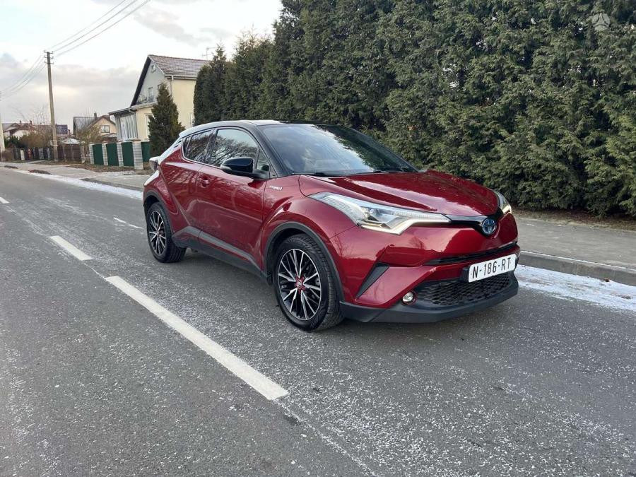 Red Toyota C-HR 2018 in Kaunas, with an engine capacity of 1.80 L and mileage of 163 thousand km for 16750 €, photo 3 on AUTOMOTO.COM.LV