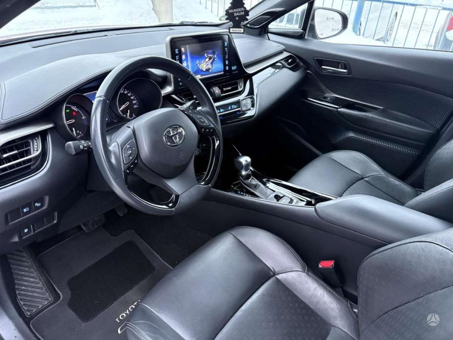 Sarkans Toyota C-HR 2018 Panevēža, ar dzinēja tilpumu 1.80 L un nobraukumu 232 tūkst. km par 13900 €, foto 14 vietnē AUTOMOTO.COM.LV