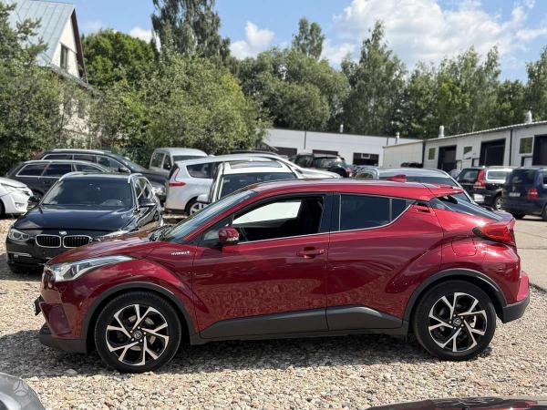 Red Toyota C-HR 2018 in Utena, with an engine capacity of 1.80 L and mileage of 200 thousand km for 13990 €, photo 5 on AUTOMOTO.COM.LV