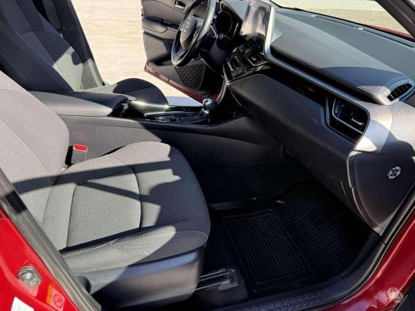 Red Toyota C-HR 2018 in Utena, with an engine capacity of 1.80 L and mileage of 200 thousand km for 13990 €, photo 7 on AUTOMOTO.COM.LV