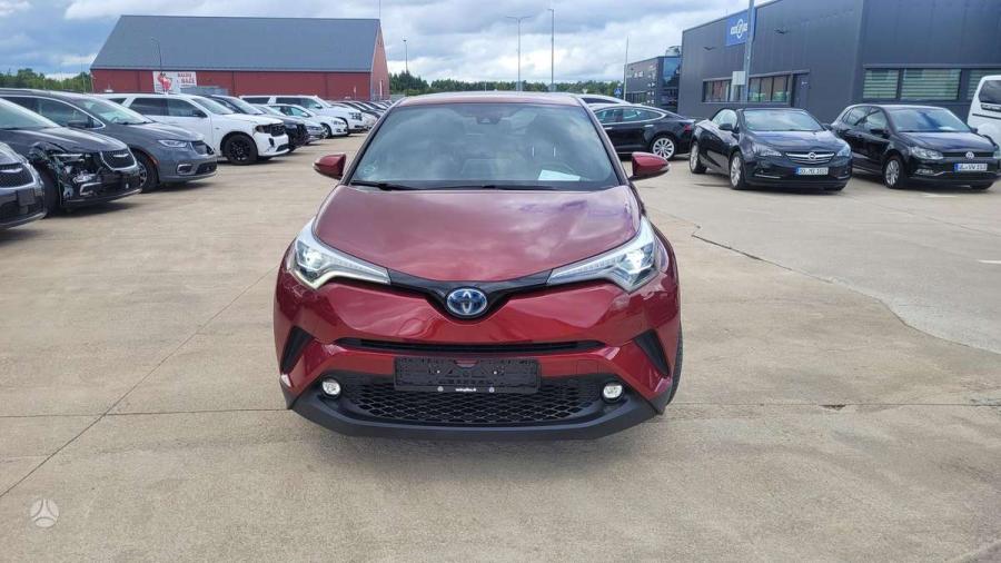 Red Toyota C-HR 2018 in Siauliai, with an engine capacity of 1.80 L and mileage of 207 thousand km for 14700 €, photo 4 on AUTOMOTO.COM.LV