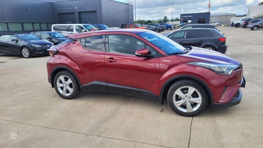 Red Toyota C-HR 2018 in Siauliai, with an engine capacity of 1.80 L and mileage of 207 thousand km for 14700 €, photo 6 on AUTOMOTO.COM.LV