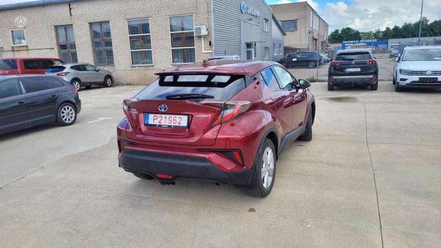 Red Toyota C-HR 2018 in Siauliai, with an engine capacity of 1.80 L and mileage of 207 thousand km for 14700 €, photo 8 on AUTOMOTO.COM.LV