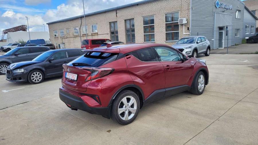 Red Toyota C-HR 2018 in Siauliai, with an engine capacity of 1.80 L and mileage of 207 thousand km for 14700 €, photo 9 on AUTOMOTO.COM.LV
