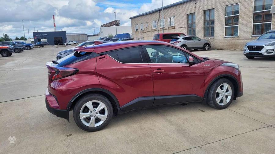 Red Toyota C-HR 2018 in Siauliai, with an engine capacity of 1.80 L and mileage of 207 thousand km for 14700 €, photo 10 on AUTOMOTO.COM.LV