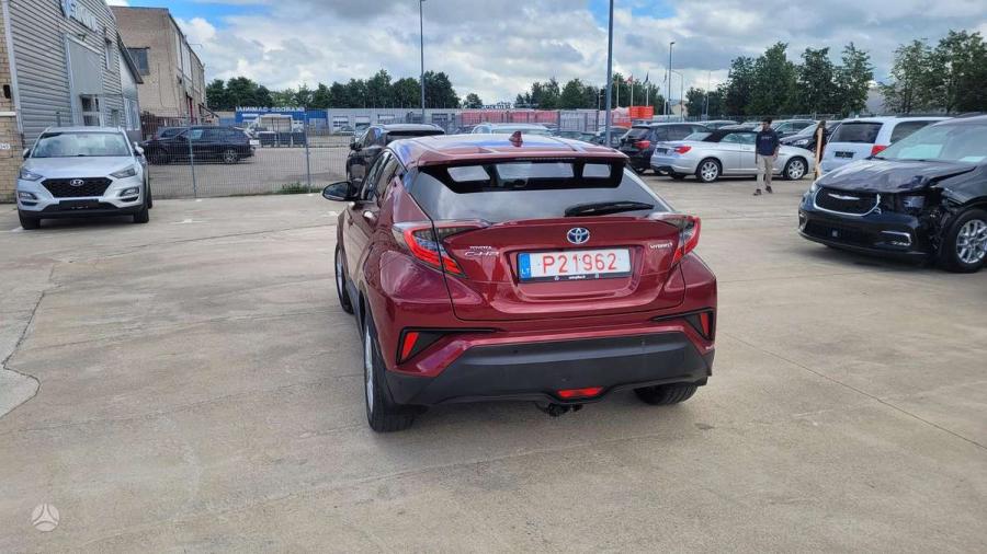 Red Toyota C-HR 2018 in Siauliai, with an engine capacity of 1.80 L and mileage of 207 thousand km for 14700 €, photo 11 on AUTOMOTO.COM.LV