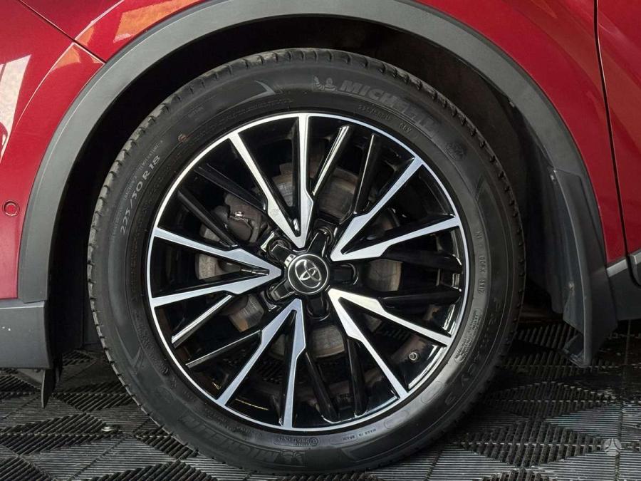 Red Toyota C-HR 2018 in Kaunas, with an engine capacity of 1.80 L and mileage of 115 thousand km for 18990 €, photo 8 on AUTOMOTO.COM.LV