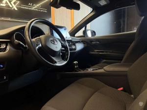 Red Toyota C-HR 2018 in Kaunas, with an engine capacity of 1.80 L and mileage of 115 thousand km for 18990 €, photo 14 on AUTOMOTO.COM.LV