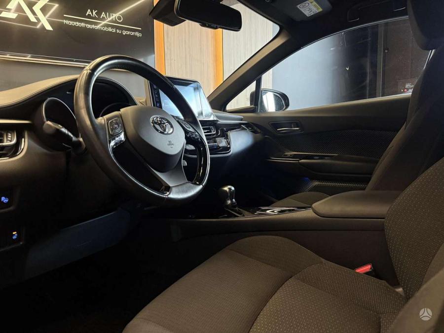 Red Toyota C-HR 2018 in Kaunas, with an engine capacity of 1.80 L and mileage of 115 thousand km for 18990 €, photo 14 on AUTOMOTO.COM.LV