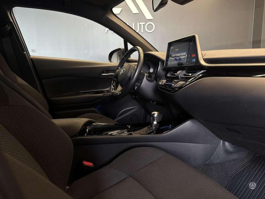 Red Toyota C-HR 2018 in Kaunas, with an engine capacity of 1.80 L and mileage of 115 thousand km for 18990 €, photo 18 on AUTOMOTO.COM.LV