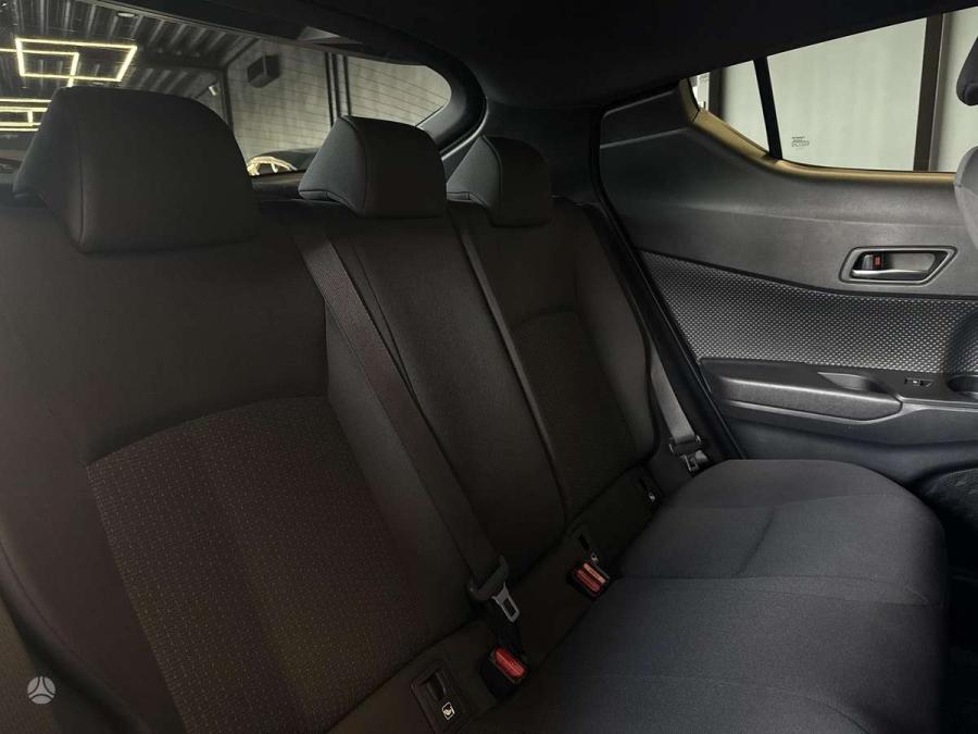 Red Toyota C-HR 2018 in Kaunas, with an engine capacity of 1.80 L and mileage of 115 thousand km for 18990 €, photo 20 on AUTOMOTO.COM.LV