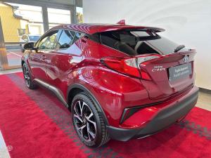 Red Toyota C-HR 2018 in Siauliai, with an engine capacity of 1.80 L and mileage of 98 thousand km for 18900 €, photo 5 on AUTOMOTO.COM.LV