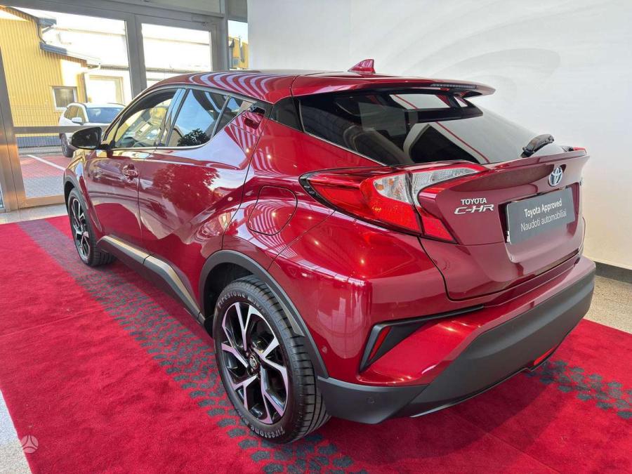Red Toyota C-HR 2018 in Siauliai, with an engine capacity of 1.80 L and mileage of 98 thousand km for 18900 €, photo 5 on AUTOMOTO.COM.LV
