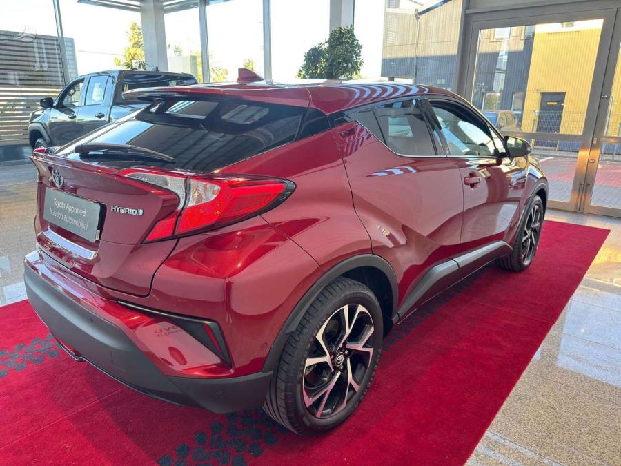 Red Toyota C-HR 2018 in Siauliai, with an engine capacity of 1.80 L and mileage of 98 thousand km for 18900 €, photo 6 on AUTOMOTO.COM.LV
