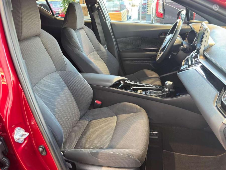 Red Toyota C-HR 2018 in Siauliai, with an engine capacity of 1.80 L and mileage of 98 thousand km for 18900 €, photo 24 on AUTOMOTO.COM.LV