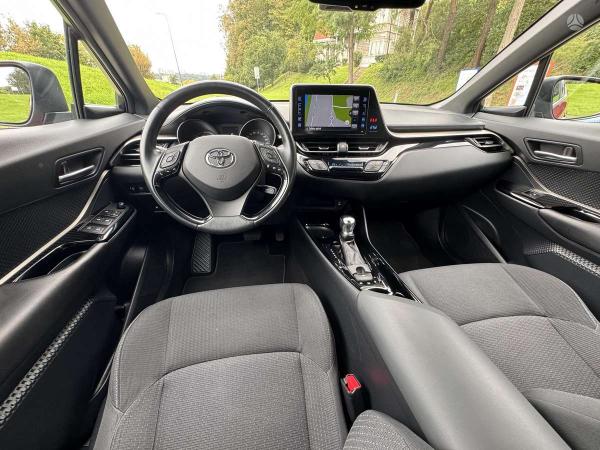 Toyota C-HR 2018 in Kaunas on AUTOMOTO.COM.LV Red Toyota C-HR 2018 in Kaunas, with an engine capacity of 1.80 L and mileage of 87 thousand km for 17550 €, photo 11 on AUTOMOTO.COM.LV