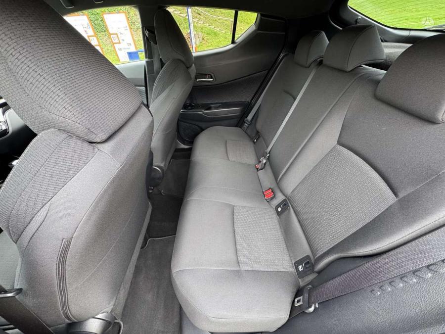 Sarkans Toyota C-HR 2018 Kauņa, ar dzinēja tilpumu 1.80 L un nobraukumu 87 tūkst. km par 17550 €, foto 13 vietnē AUTOMOTO.COM.LV