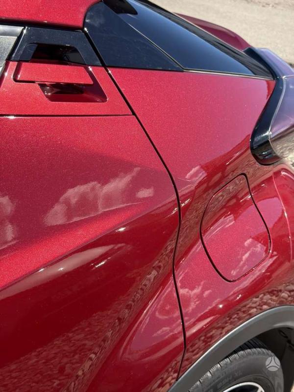 Red Toyota C-HR 2019 in Utena, with an engine capacity of 1.80 L and mileage of 199 thousand km for 14990 €, photo 10 on AUTOMOTO.COM.LV