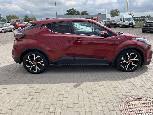 Red Toyota C-HR 2019 in Marijampole, with an engine capacity of 1.80 L and mileage of 180 thousand km for 15900 €, photo 4 on AUTOMOTO.COM.LV