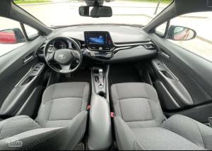 Красный Тойота C-HR 2019 в Каунас, объемом двигателя 1.80 л и пробегом 150 тыс. км за 16333 €, фото 6 на AUTOMOTO.COM.LV