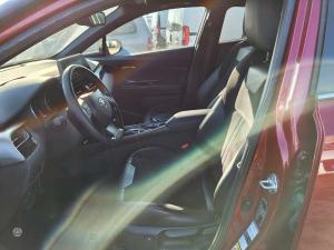 Sarkans Toyota C-HR 2019 Panevēža, ar dzinēja tilpumu 1.80 L un nobraukumu 180 tūkst. km par 15900 €, foto 7 vietnē AUTOMOTO.COM.LV