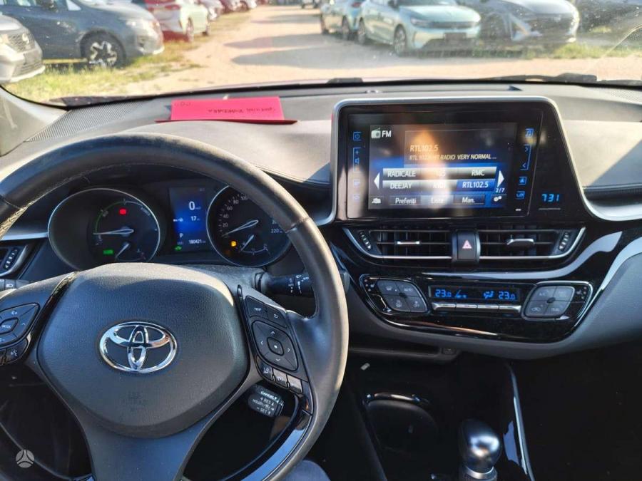 Sarkans Toyota C-HR 2019 Panevēža, ar dzinēja tilpumu 1.80 L un nobraukumu 180 tūkst. km par 15900 €, foto 8 vietnē AUTOMOTO.COM.LV