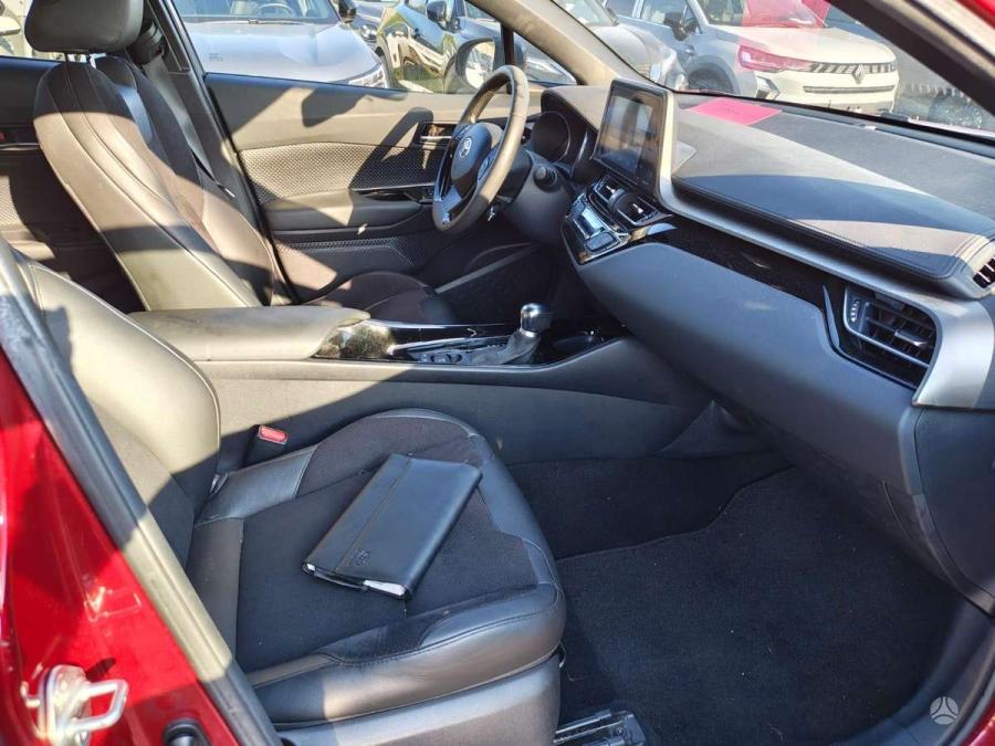 Sarkans Toyota C-HR 2019 Panevēža, ar dzinēja tilpumu 1.80 L un nobraukumu 180 tūkst. km par 15900 €, foto 9 vietnē AUTOMOTO.COM.LV