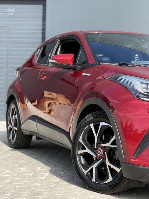 Red Toyota C-HR 2019 in Utena, with an engine capacity of 1.80 L and mileage of 200 thousand km for 15350 €, photo 6 on AUTOMOTO.COM.LV