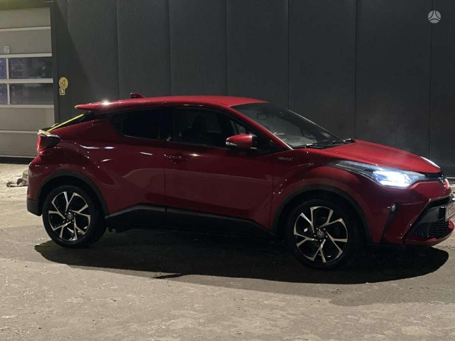 Red Toyota C-HR 2020 in Vilnius, with an engine capacity of 1.99 L and mileage of 113 thousand km for 20000 €, photo 4 on AUTOMOTO.COM.LV