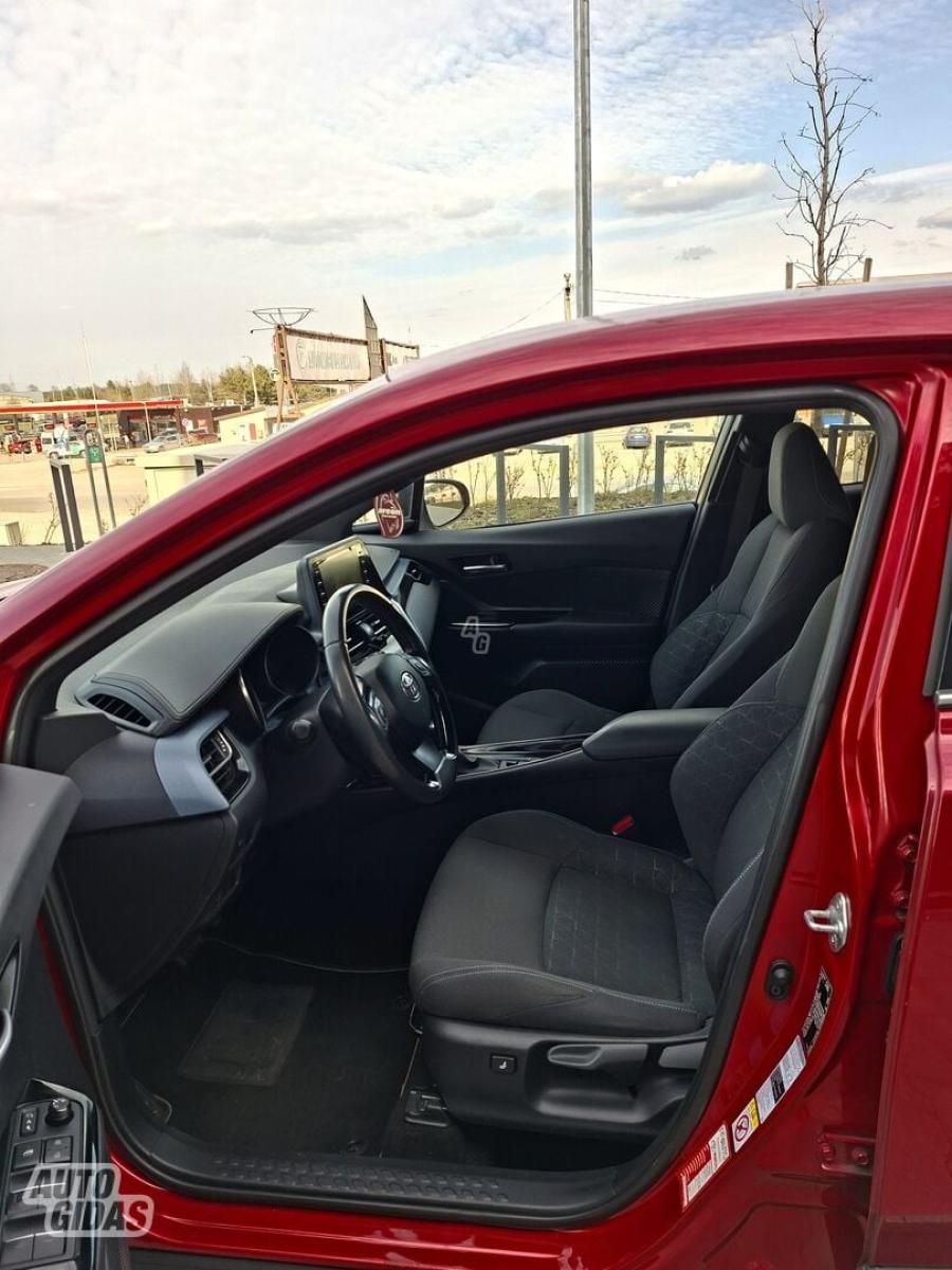 Red Toyota C-HR 2020 in Vilnius, with an engine capacity of 1.80 L and mileage of 179 thousand km for 17600 €, photo 14 on AUTOMOTO.COM.LV