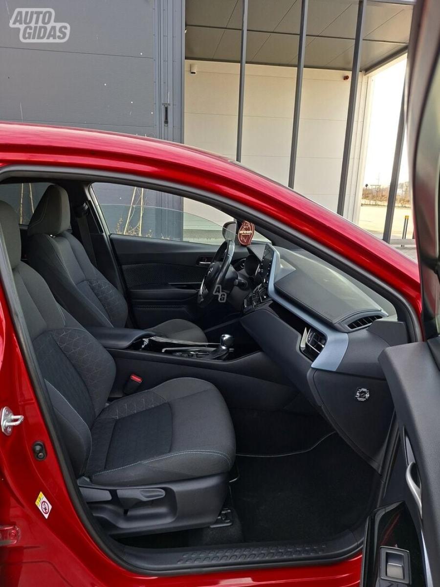 Red Toyota C-HR 2020 in Vilnius, with an engine capacity of 1.80 L and mileage of 179 thousand km for 17600 €, photo 16 on AUTOMOTO.COM.LV