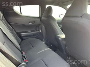Red Toyota C-HR 2020 in Riga, with an engine capacity of 1.20 L and mileage of 178 thousand km for 15990 €, photo 8 on AUTOMOTO.COM.LV