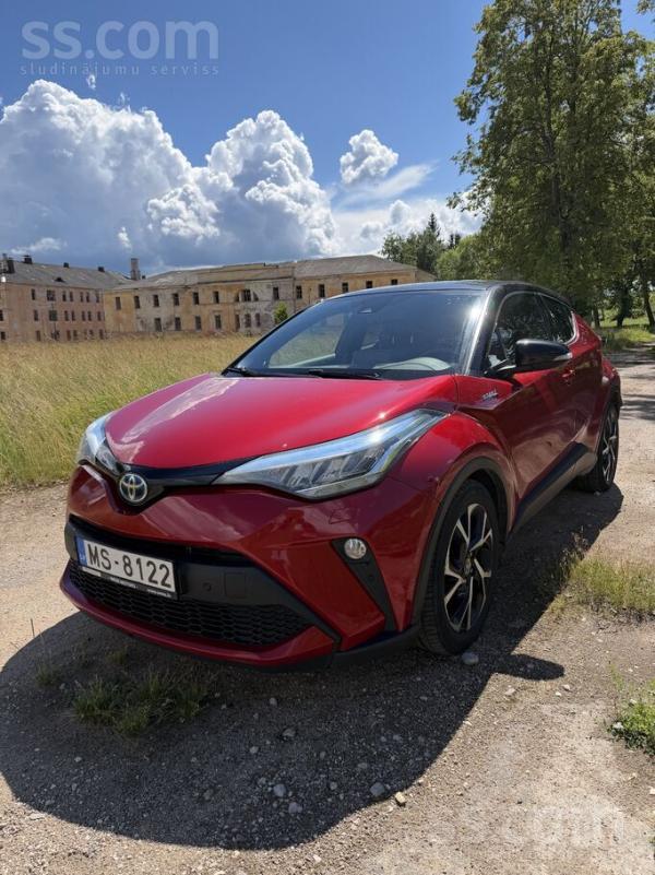 Red Toyota C-HR 2020 in Daugavpils, with an engine capacity of 1.80 L and mileage of 100 thousand km for 18500 €, photo 3 on AUTOMOTO.COM.LV