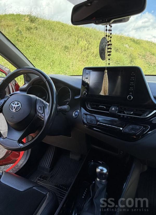 Red Toyota C-HR 2020 in Daugavpils, with an engine capacity of 1.80 L and mileage of 100 thousand km for 18500 €, photo 6 on AUTOMOTO.COM.LV