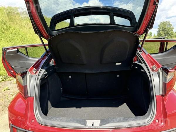 Red Toyota C-HR 2020 in Daugavpils, with an engine capacity of 1.80 L and mileage of 100 thousand km for 18500 €, photo 8 on AUTOMOTO.COM.LV