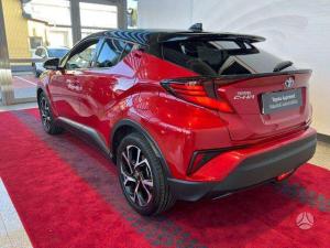 Red Toyota C-HR 2020 in Siauliai, with an engine capacity of 1.80 L and mileage of 87 thousand km for 21900 €, photo 5 on AUTOMOTO.COM.LV
