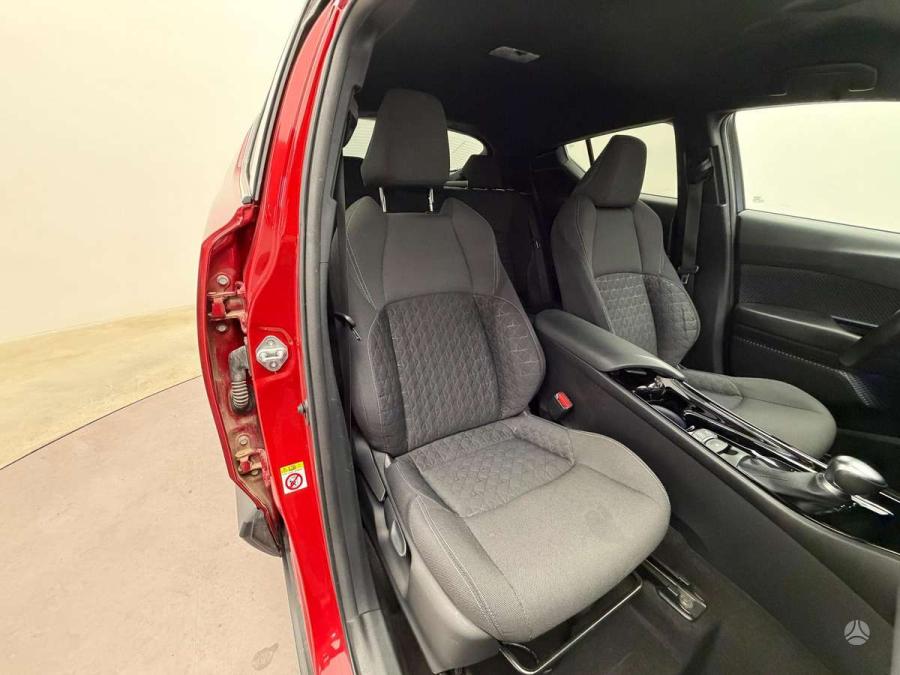 Red Toyota C-HR 2020 in Panevezys, with an engine capacity of 1.99 L and mileage of 150 thousand km for 21590 €, photo 17 on AUTOMOTO.COM.LV