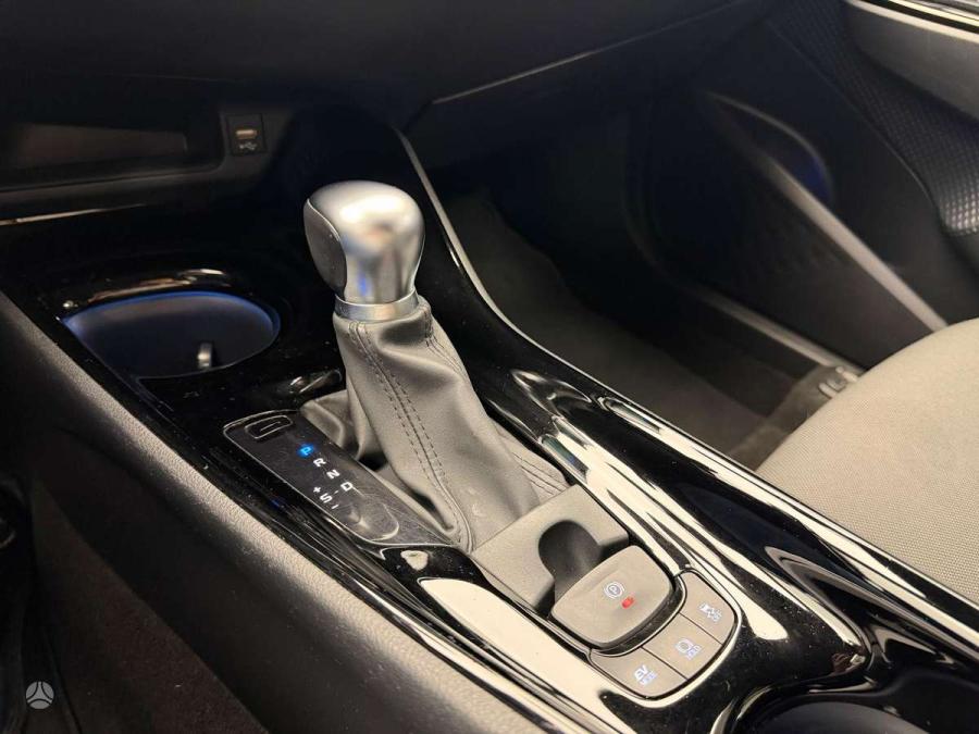 Red Toyota C-HR 2020 in Panevezys, with an engine capacity of 1.99 L and mileage of 150 thousand km for 21590 €, photo 33 on AUTOMOTO.COM.LV