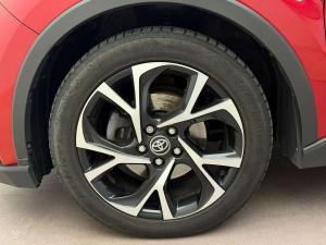 Red Toyota C-HR 2020 in Panevezys, with an engine capacity of 1.99 L and mileage of 150 thousand km for 21590 €, photo 39 on AUTOMOTO.COM.LV