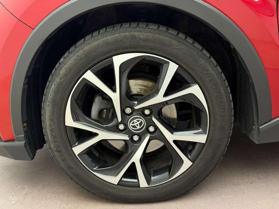 Red Toyota C-HR 2020 in Panevezys, with an engine capacity of 1.99 L and mileage of 150 thousand km for 21590 €, photo 39 on AUTOMOTO.COM.LV