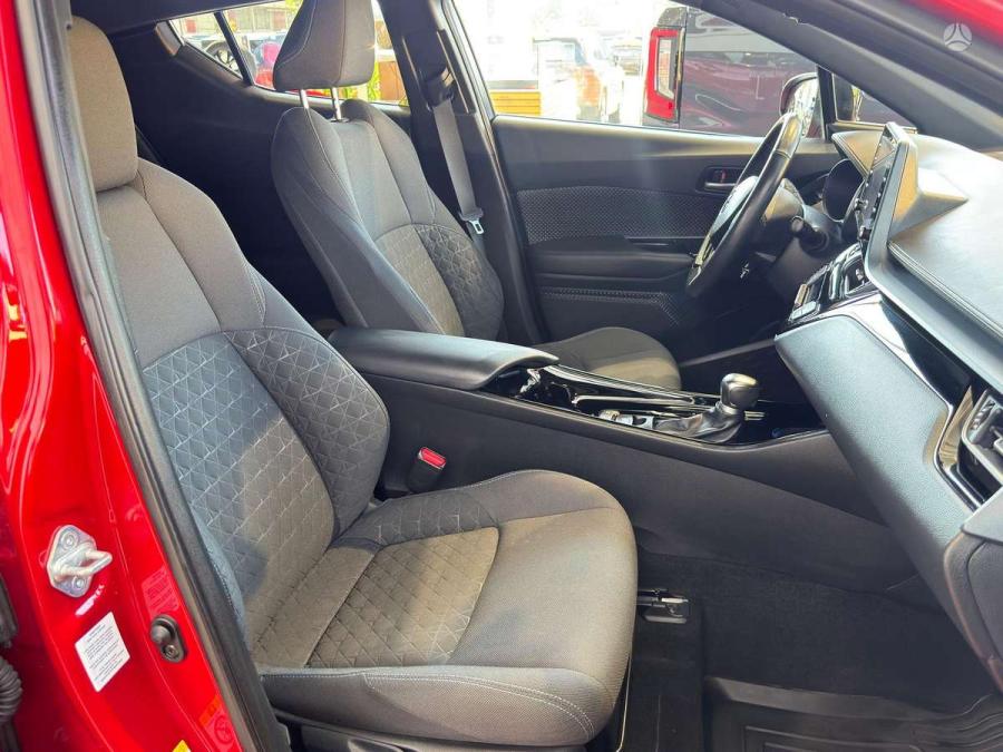 Red Toyota C-HR 2020 in Siauliai, with an engine capacity of 1.99 L and mileage of 40 thousand km for 21900 €, photo 23 on AUTOMOTO.COM.LV