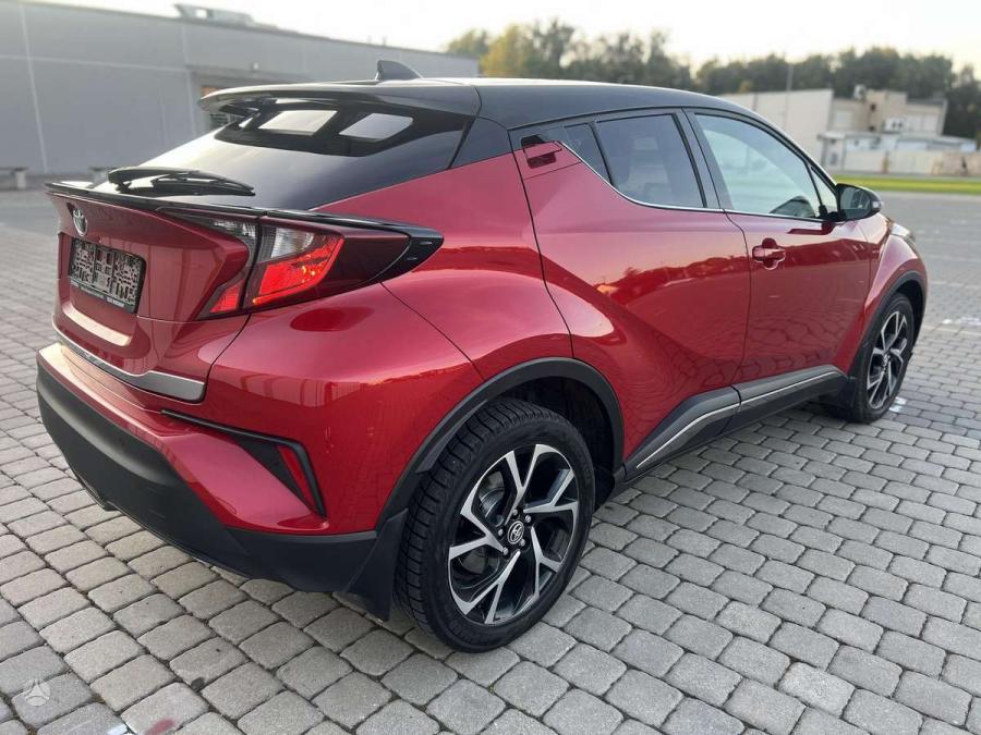 Red Toyota C-HR 2020 in Raseiniai, with an engine capacity of 1.20 L and mileage of 36 thousand km for 16300 €, photo 3 on AUTOMOTO.COM.LV