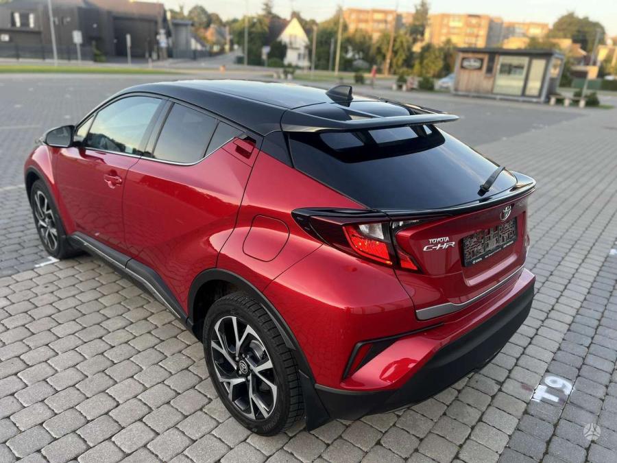 Red Toyota C-HR 2020 in Raseiniai, with an engine capacity of 1.20 L and mileage of 36 thousand km for 16300 €, photo 7 on AUTOMOTO.COM.LV